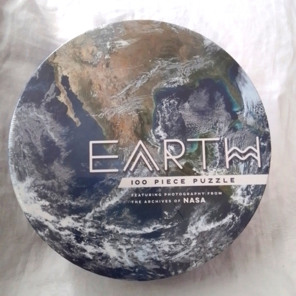 Chronicle Books | Toys | Planet Earth Round Jigsaw Puzzle 0 Piece New ...